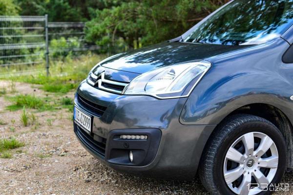 Grey Citroen Berlingo 2015 in Kretinga, with an engine capacity of 1.60 L and mileage of 205 thousand km for 6450 €, photo 3 on AUTOMOTO.COM.LV