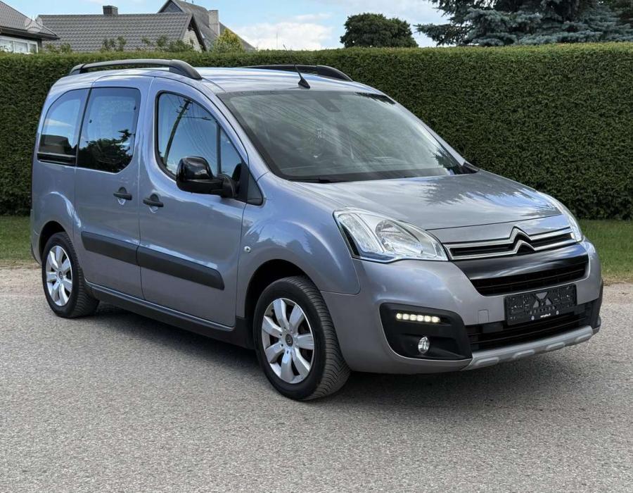 Grey Citroen Berlingo 2016 in Ukmerge, with an engine capacity of 1.56 L and mileage of 300 thousand km for 4700 €, photo 1 on AUTOMOTO.COM.LV