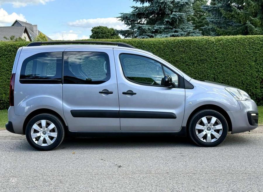 Grey Citroen Berlingo 2016 in Ukmerge, with an engine capacity of 1.56 L and mileage of 300 thousand km for 4700 €, photo 6 on AUTOMOTO.COM.LV