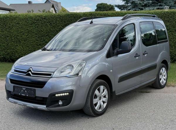Grey Citroen Berlingo 2016 in Ukmerge, with an engine capacity of 1.56 L and mileage of 300 thousand km for 4600 €, photo 2 on AUTOMOTO.COM.LV