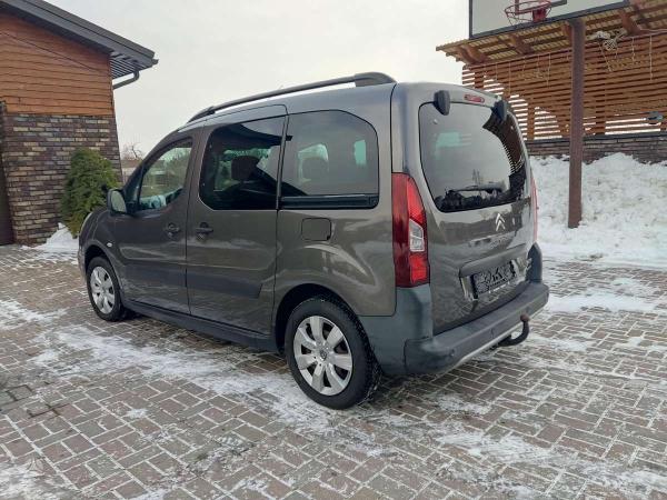 Grey Citroen Berlingo 2017 in Pakruojis, with an engine capacity of 1.20 L and mileage of 102 thousand km for 5750 €, photo 4 on AUTOMOTO.COM.LV