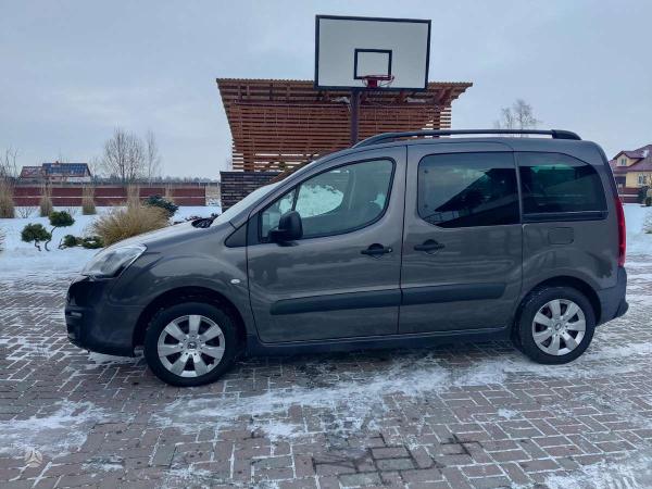 Grey Citroen Berlingo 2017 in Pakruojis, with an engine capacity of 1.20 L and mileage of 102 thousand km for 5750 €, photo 5 on AUTOMOTO.COM.LV