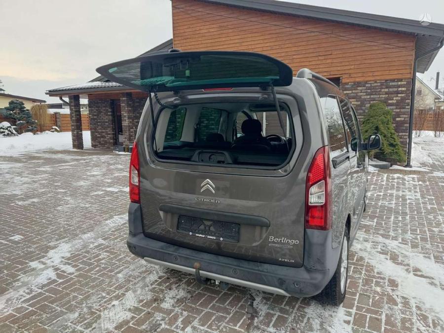 Grey Citroen Berlingo 2017 in Pakruojis, with an engine capacity of 1.20 L and mileage of 102 thousand km for 5750 €, photo 8 on AUTOMOTO.COM.LV