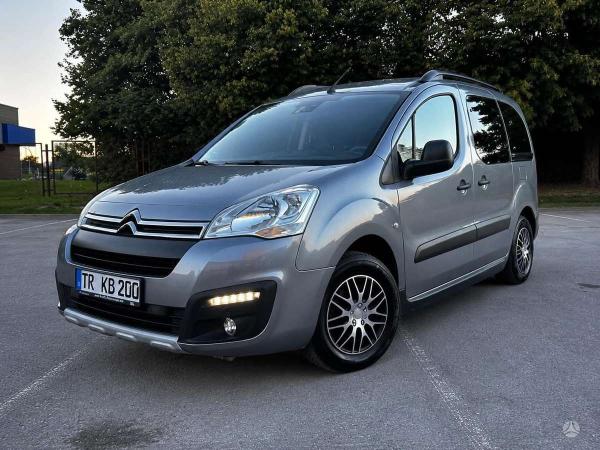 Pelēks Citroen Berlingo 2017 Kauņa, ar dzinēja tilpumu 1.58 L un nobraukumu 50 tūkst. km par 7900 €, foto 1 vietnē AUTOMOTO.COM.LV