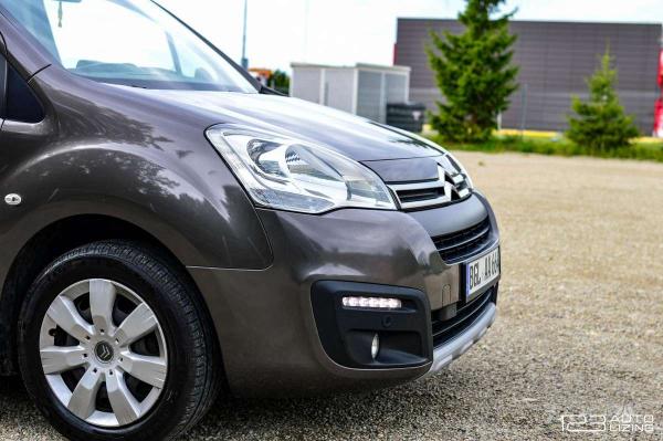 Grey Citroen Berlingo 2017 in Kretinga, with an engine capacity of 1.60 L and mileage of 253 thousand km for 6999 €, photo 5 on AUTOMOTO.COM.LV