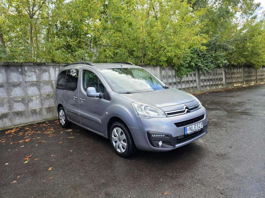 Grey Citroen Berlingo 2017 in Kaunas, with an engine capacity of 1.20 L and mileage of 119 thousand km for 2900 €, photo 1 on AUTOMOTO.COM.LV