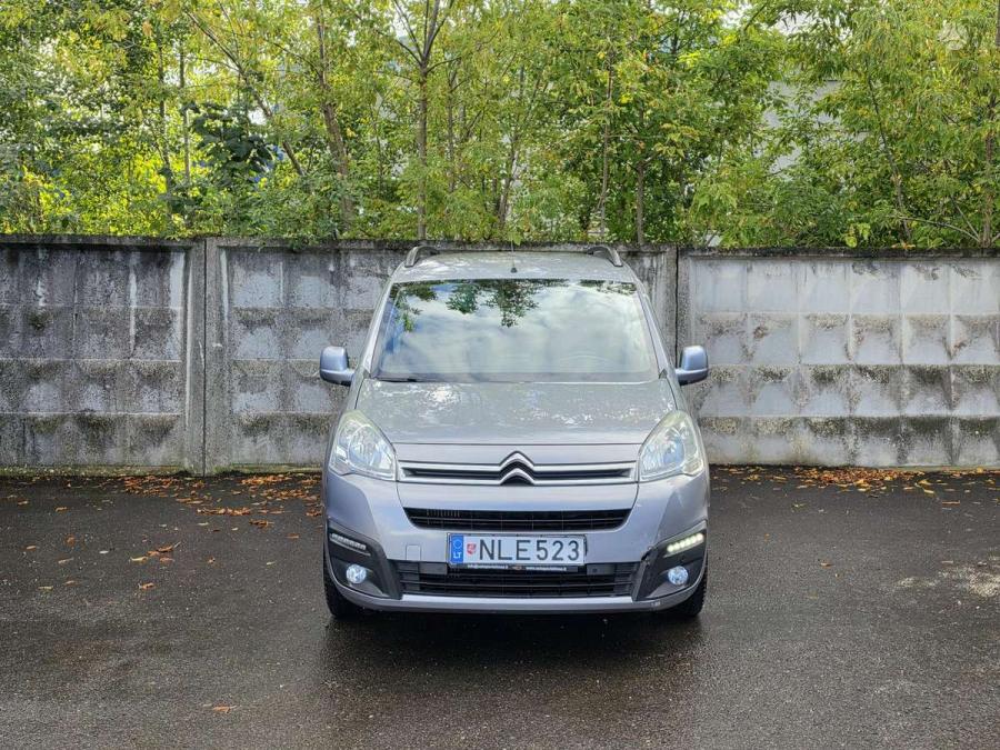 Grey Citroen Berlingo 2017 in Kaunas, with an engine capacity of 1.20 L and mileage of 119 thousand km for 2900 €, photo 3 on AUTOMOTO.COM.LV
