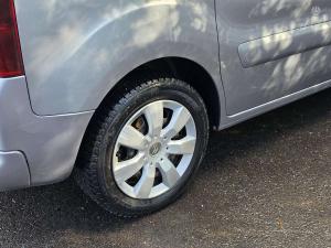 Grey Citroen Berlingo 2017 in Kaunas, with an engine capacity of 1.20 L and mileage of 119 thousand km for 2900 €, photo 18 on AUTOMOTO.COM.LV
