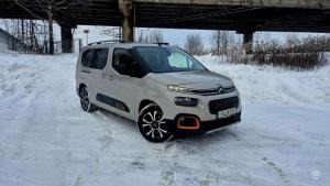 Pelēks Citroen Berlingo 2021 Viļņa, ar dzinēja tilpumu 1.20 L un nobraukumu 120 tūkst. km par 15729 €, foto 2 vietnē AUTOMOTO.COM.LV