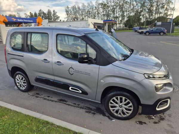 Citroen Berlingo 2022 in Vilnius on AUTOMOTO.COM.LV Grey Citroen Berlingo 2022 in Vilnius, with an engine capacity of 1.50 L and mileage of 119 thousand km for 17000 €, photo 5 on AUTOMOTO.COM.LV