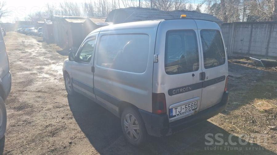 Pelēks Citroen Berlingo 2005 Rīga, ar dzinēja tilpumu 1.90 L un nobraukumu 377 tūkst. km par 1210 €, foto 4 vietnē AUTOMOTO.COM.LV