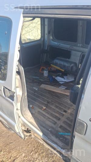 Pelēks Citroen Berlingo 2005 Rīga, ar dzinēja tilpumu 1.90 L un nobraukumu 377 tūkst. km par 1210 €, foto 6 vietnē AUTOMOTO.COM.LV