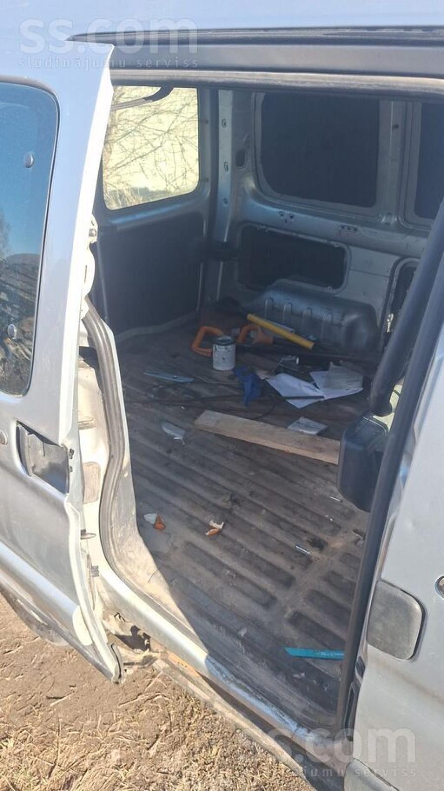 Pelēks Citroen Berlingo 2005 Rīga, ar dzinēja tilpumu 1.90 L un nobraukumu 377 tūkst. km par 1210 €, foto 6 vietnē AUTOMOTO.COM.LV
