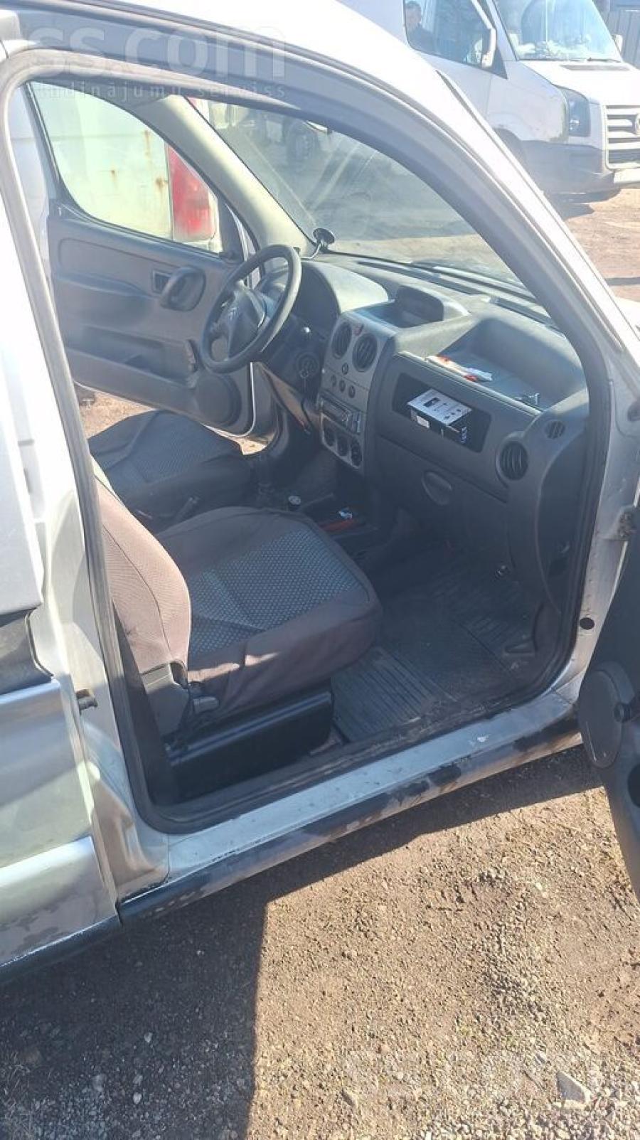 Pelēks Citroen Berlingo 2005 Rīga, ar dzinēja tilpumu 1.90 L un nobraukumu 377 tūkst. km par 1210 €, foto 7 vietnē AUTOMOTO.COM.LV