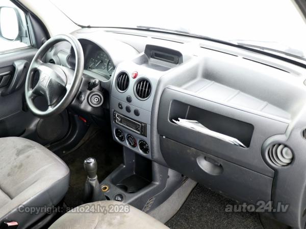 Grey Citroen Berlingo 2005 in Tallinn, with an engine capacity of 1.40 L and mileage of 242 thousand km for 699 €, photo 5 on AUTOMOTO.COM.LV