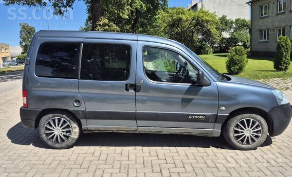 Grey Citroen Berlingo 2007 in Saldus, with an engine capacity of 1.60 L and mileage of 327 thousand km for 810 €, photo 2 on AUTOMOTO.COM.LV