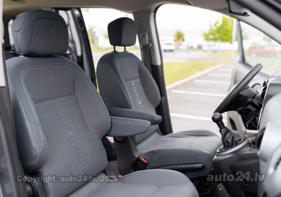 Pelēks Citroen Berlingo 2012 Tallina, ar dzinēja tilpumu 1.60 L un nobraukumu 170 tūkst. km par 4999 €, foto 16 vietnē AUTOMOTO.COM.LV