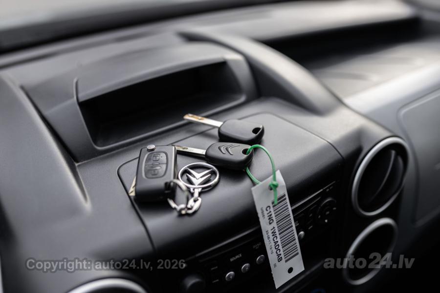 Pelēks Citroen Berlingo 2012 Tallina, ar dzinēja tilpumu 1.60 L un nobraukumu 170 tūkst. km par 4999 €, foto 20 vietnē AUTOMOTO.COM.LV