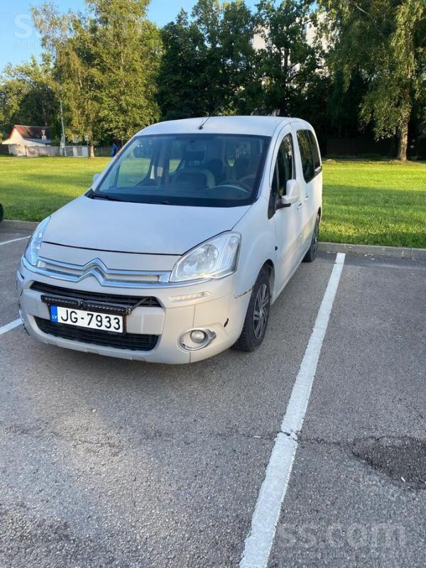 Grey Citroen Berlingo 2013 in Riga, with an engine capacity of 1.60 L and mileage of 393 thousand km for 865 €, photo 1 on AUTOMOTO.COM.LV
