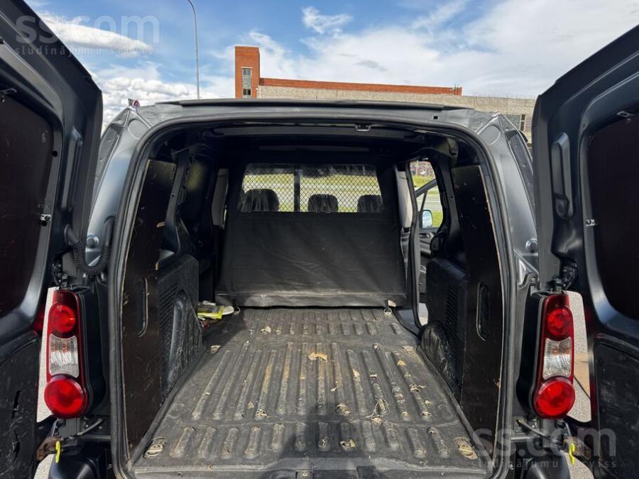Pelēks Citroen Berlingo 2014 Valmiera, ar dzinēja tilpumu 1.60 L un nobraukumu 247 tūkst. km par 3500 €, foto 14 vietnē AUTOMOTO.COM.LV