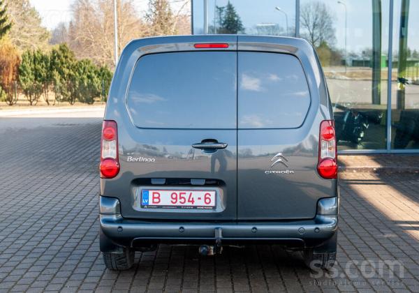 Grey Citroen Berlingo 2018 in Cesis, with an engine capacity of 1.60 L and mileage of 145 thousand km for 7500 €, photo 4 on AUTOMOTO.COM.LV