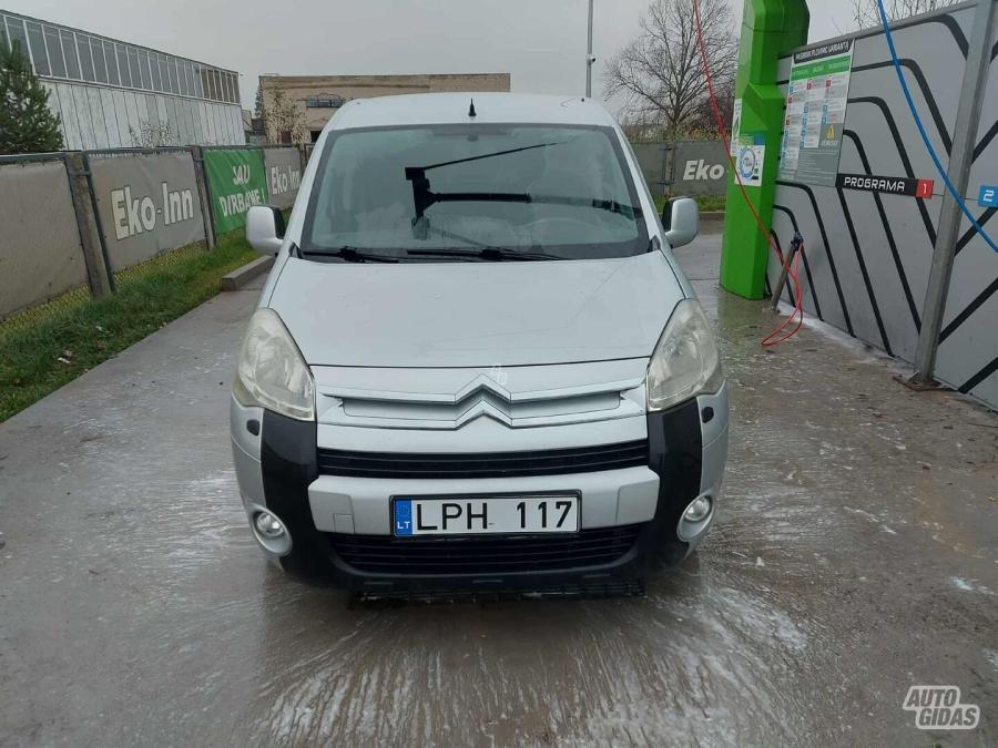 Citroen Berlingo 2011 in Ukmerge, with an engine capacity of 1.60 L and mileage of 326 thousand km for 2550 €, photo 2 on AUTOMOTO.COM.LV