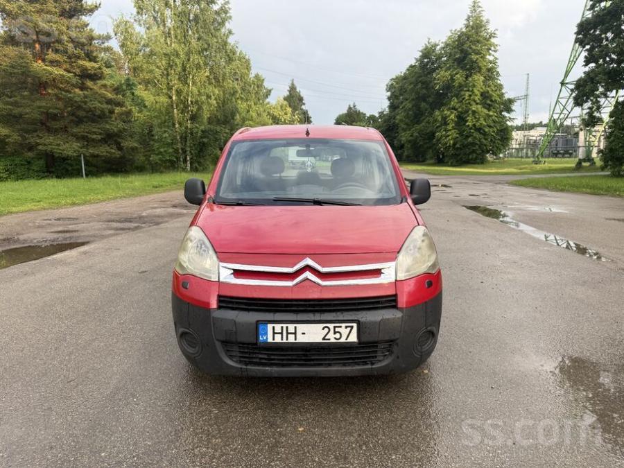 Red Citroen Berlingo 2009 in Riga, with an engine capacity of 1.60 L and mileage of 403 thousand km for 1890 €, photo 1 on AUTOMOTO.COM.LV