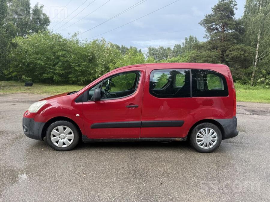 Red Citroen Berlingo 2009 in Riga, with an engine capacity of 1.60 L and mileage of 403 thousand km for 1890 €, photo 4 on AUTOMOTO.COM.LV