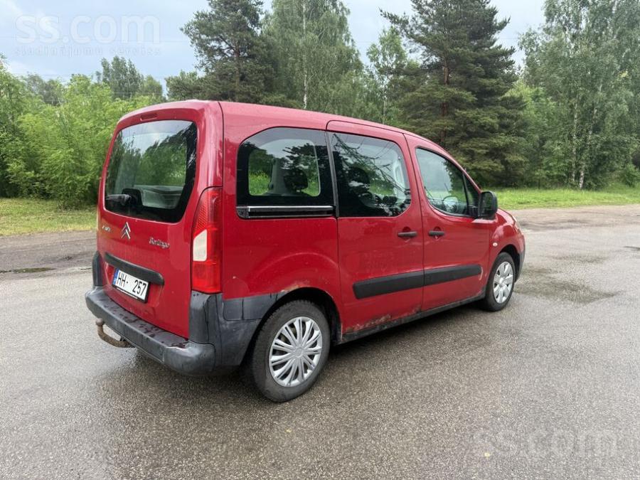 Red Citroen Berlingo 2009 in Riga, with an engine capacity of 1.60 L and mileage of 403 thousand km for 1890 €, photo 7 on AUTOMOTO.COM.LV