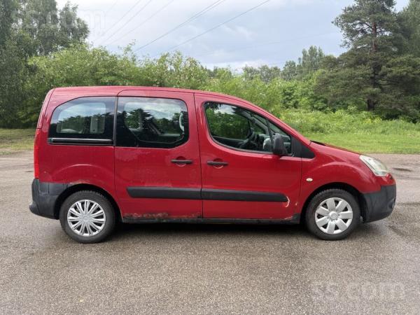Red Citroen Berlingo 2009 in Riga, with an engine capacity of 1.60 L and mileage of 403 thousand km for 1890 €, photo 7 on AUTOMOTO.COM.LV