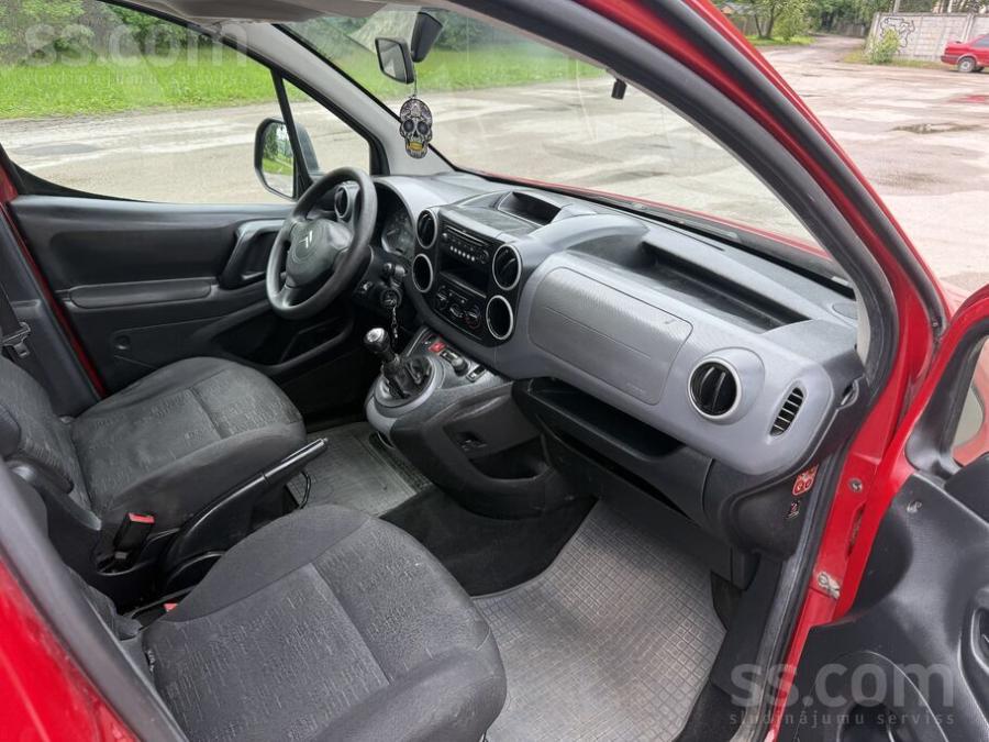 Red Citroen Berlingo 2009 in Riga, with an engine capacity of 1.60 L and mileage of 403 thousand km for 1890 €, photo 11 on AUTOMOTO.COM.LV