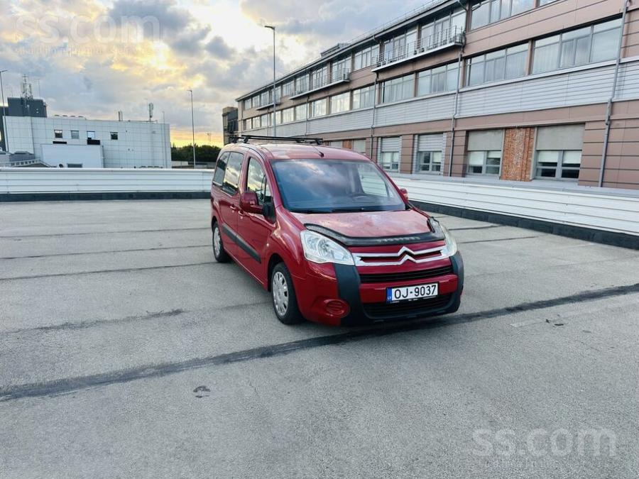 Red Citroen Berlingo 2009 in Riga, with an engine capacity of 1.60 L and mileage of 374 thousand km for 3150 €, photo 1 on AUTOMOTO.COM.LV