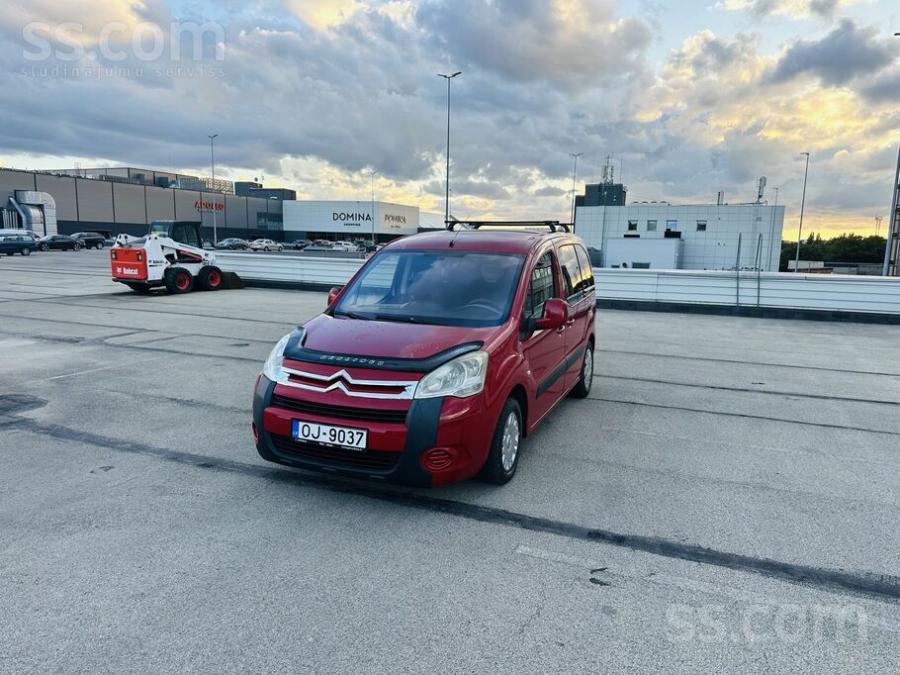 Red Citroen Berlingo 2009 in Riga, with an engine capacity of 1.60 L and mileage of 374 thousand km for 3150 €, photo 3 on AUTOMOTO.COM.LV