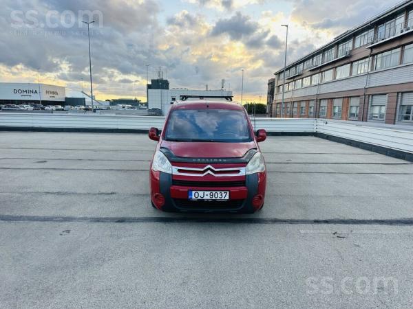 Red Citroen Berlingo 2009 in Riga, with an engine capacity of 1.60 L and mileage of 374 thousand km for 3150 €, photo 3 on AUTOMOTO.COM.LV