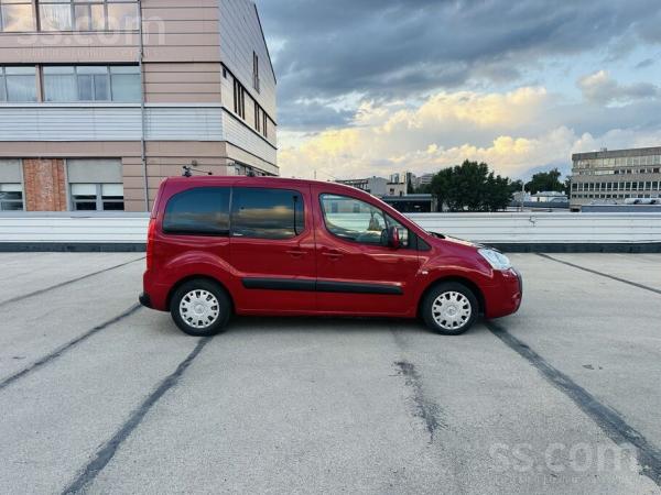 Red Citroen Berlingo 2009 in Riga, with an engine capacity of 1.60 L and mileage of 374 thousand km for 3150 €, photo 4 on AUTOMOTO.COM.LV
