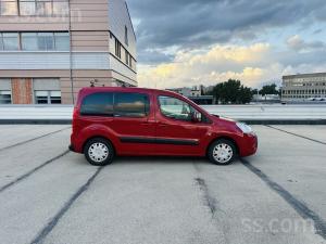 Red Citroen Berlingo 2009 in Riga, with an engine capacity of 1.60 L and mileage of 374 thousand km for 3150 €, photo 5 on AUTOMOTO.COM.LV