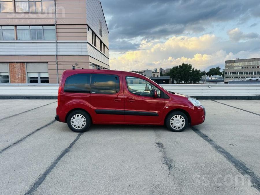 Red Citroen Berlingo 2009 in Riga, with an engine capacity of 1.60 L and mileage of 374 thousand km for 3150 €, photo 5 on AUTOMOTO.COM.LV