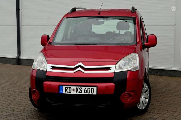 Red Citroen Berlingo 2011 in Kretinga, with an engine capacity of 1.59 L and mileage of 203 thousand km for 3750 €, photo 2 on AUTOMOTO.COM.LV