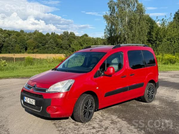 Red Citroen Berlingo 2012 in Bauska, with an engine capacity of 1.60 L and mileage of 318 thousand km for 2900 €, photo 1 on AUTOMOTO.COM.LV