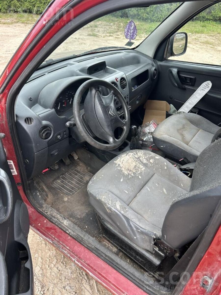 Red Citroen Berlingo 2004 in Dobele, with an engine capacity of 1.90 L and mileage of 300 thousand km for 288 €, photo 7 on AUTOMOTO.COM.LV