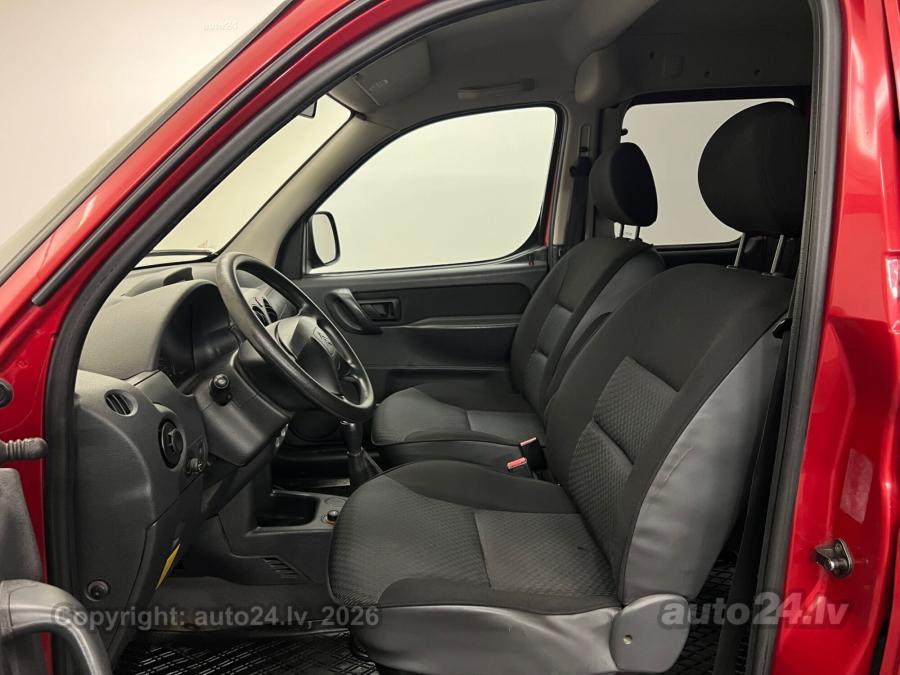 Sarkans Citroen Berlingo 2008 Pērnava, ar dzinēja tilpumu 1.40 L un nobraukumu 147 tūkst. km par 2990 €, foto 10 vietnē AUTOMOTO.COM.LV