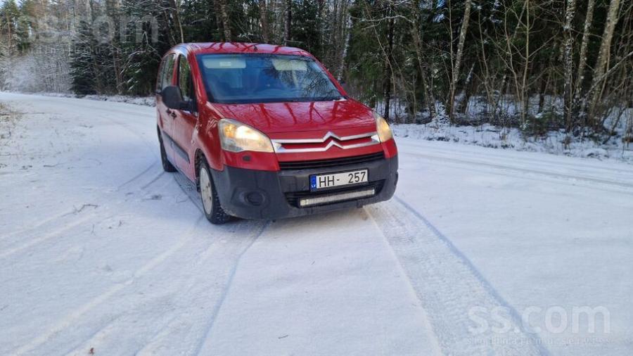Red Citroen Berlingo 2009 in Riga, with an engine capacity of 1.60 L and mileage of 397 thousand km for 2200 €, photo 1 on AUTOMOTO.COM.LV