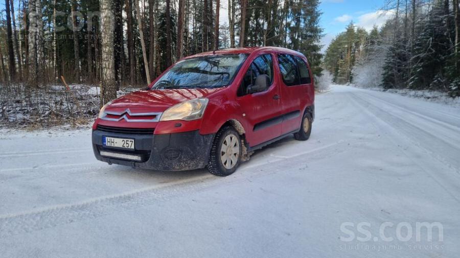 Red Citroen Berlingo 2009 in Riga, with an engine capacity of 1.60 L and mileage of 397 thousand km for 2200 €, photo 2 on AUTOMOTO.COM.LV