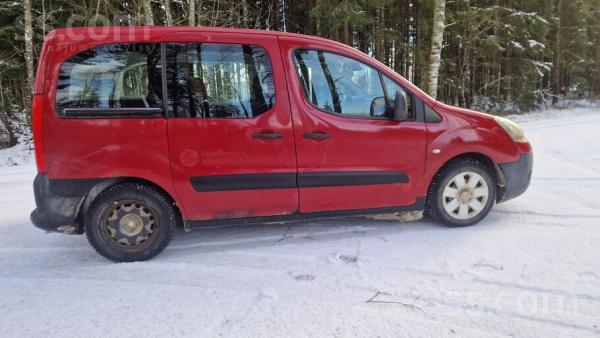 Red Citroen Berlingo 2009 in Riga, with an engine capacity of 1.60 L and mileage of 397 thousand km for 2200 €, photo 3 on AUTOMOTO.COM.LV