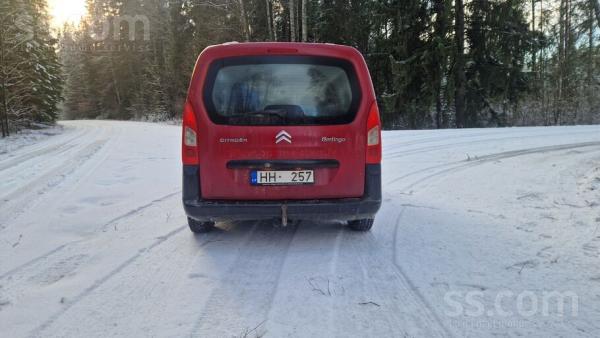 Red Citroen Berlingo 2009 in Riga, with an engine capacity of 1.60 L and mileage of 397 thousand km for 2200 €, photo 5 on AUTOMOTO.COM.LV