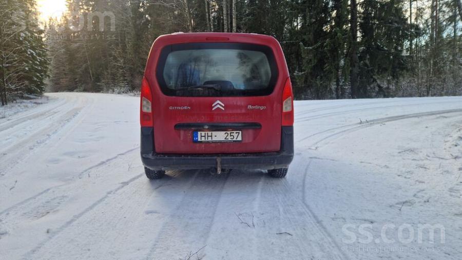 Red Citroen Berlingo 2009 in Riga, with an engine capacity of 1.60 L and mileage of 397 thousand km for 2200 €, photo 5 on AUTOMOTO.COM.LV