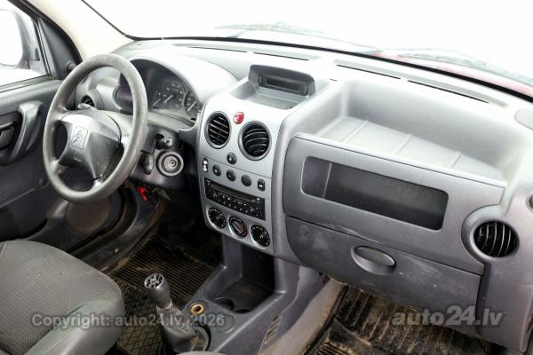 Red Citroen Berlingo 2009 in Tallinn, with an engine capacity of 1.60 L and mileage of 265 thousand km for 699 €, photo 5 on AUTOMOTO.COM.LV