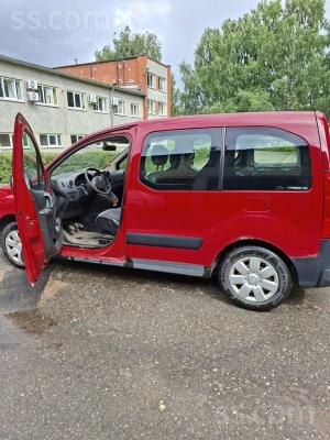 Red Citroen Berlingo 2009 in Jekabpils, with an engine capacity of 1.50 L and mileage of 309 thousand km for 2450 €, photo  on AUTOMOTO.COM.LV