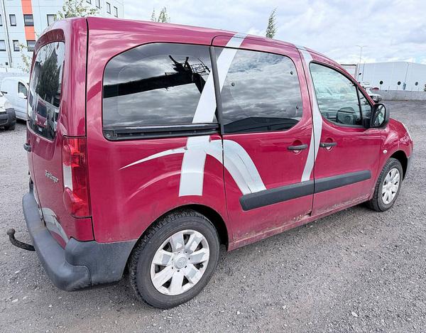 Sarkans Citroen Berlingo 2010 Tallina, ar dzinēja tilpumu 1.60 L un nobraukumu 339 tūkst. km par 899 €, foto 3 vietnē AUTOMOTO.COM.LV