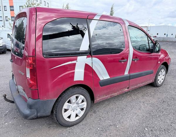 Sarkans Citroen Berlingo 2010 Tallina, ar dzinēja tilpumu 1.60 L un nobraukumu 339 tūkst. km par 899 €, foto 9 vietnē AUTOMOTO.COM.LV